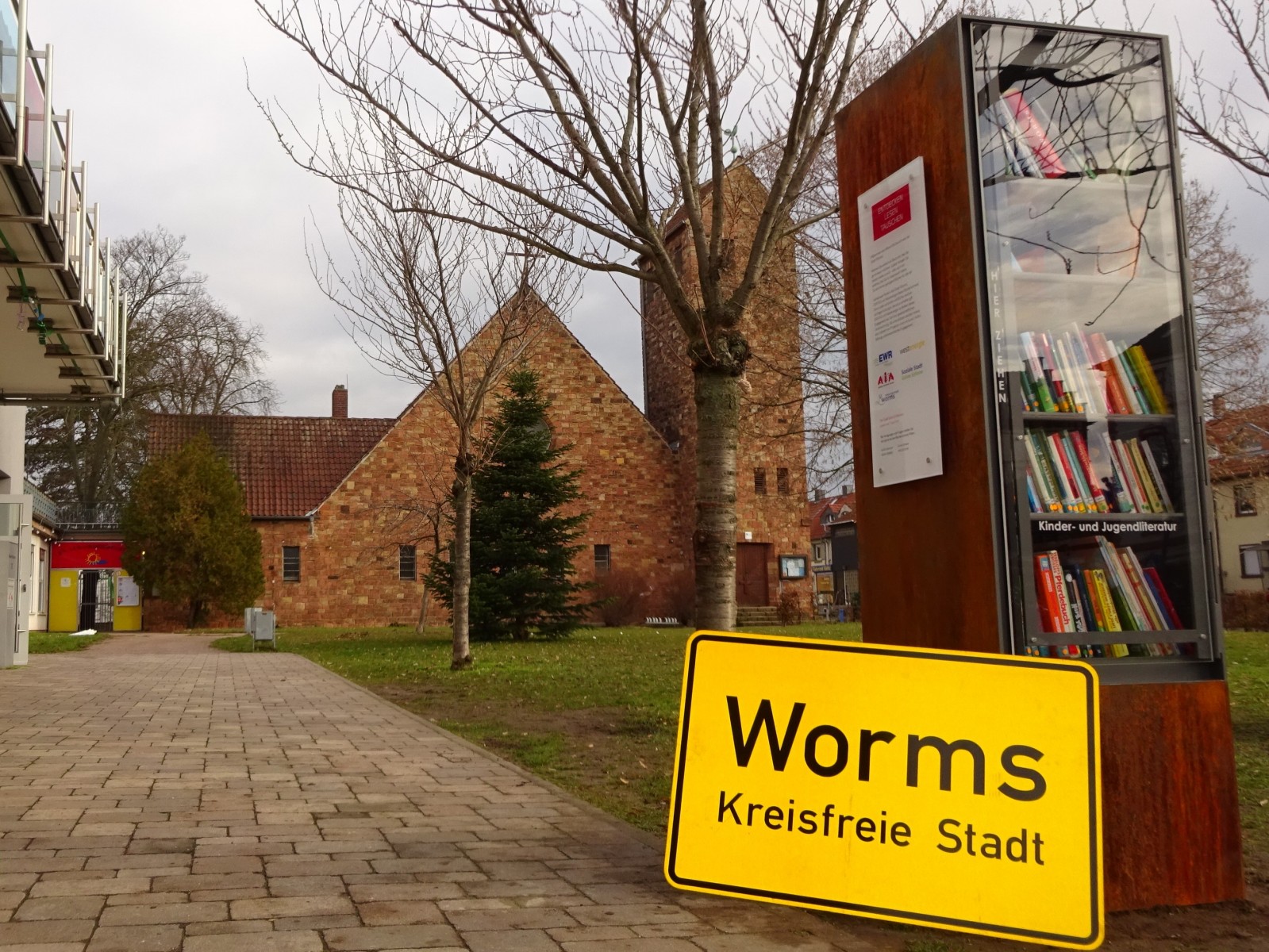 Bücherschrank in Worms lädt zum Tauschen und Schmökern ein